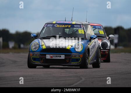 Quaife Mini Challenge Race 1 Thruxton Race Circuit Sunday August 2022 ...