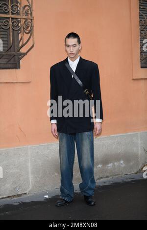 Models outside Etro show during the Milano Men's Fashion Week Fall ...