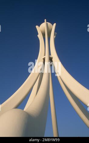 Bahrain, Monument to Arab unity. The Pearl roundabout Stock Photo - Alamy