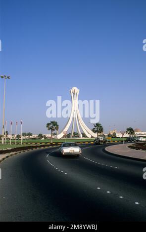 Bahrain, Monument to Arab unity. The Pearl roundabout Stock Photo - Alamy