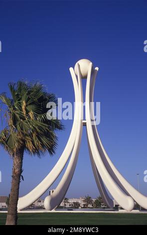 Bahrain, Monument to Arab unity. The Pearl roundabout Stock Photo - Alamy