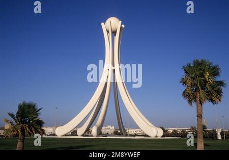 Bahrain, Monument to Arab unity. The Pearl roundabout Stock Photo - Alamy