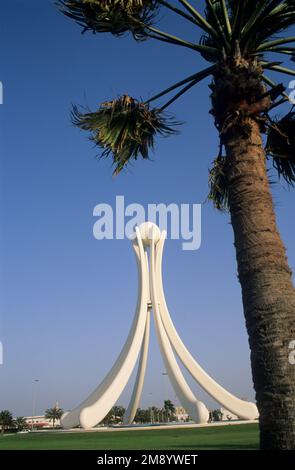 Bahrain, Monument to Arab unity. The Pearl roundabout Stock Photo - Alamy