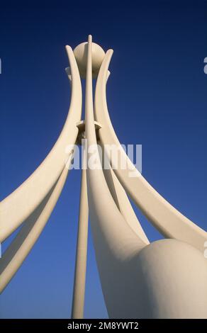 Bahrain, Monument to Arab unity. The Pearl roundabout Stock Photo - Alamy