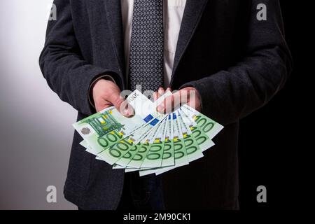 Tuhat euroa. Mies pitää 100 euron seteleitä. ||| A Thousand Euros. A ...