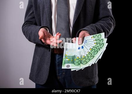 Tuhat euroa. Mies tarjoaa 100 euron seteleitä. ||| A Thousand Euros. A ...