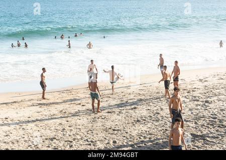 A crowd resting at the sandy Farol da Barra beach Stock Photo - Alamy