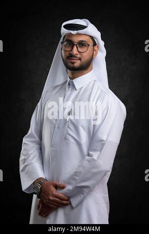 Handsome arabian man with traditional dress in the desert of Dubai ...