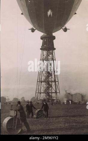 The R.101 at Cardington. The mooring mast. 16 November 1929 Stock Photo ...