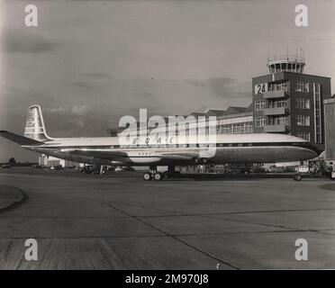 The first de Havilland DH106 Comet 4, G-APDA, of BOAC, at Hatfield on ...