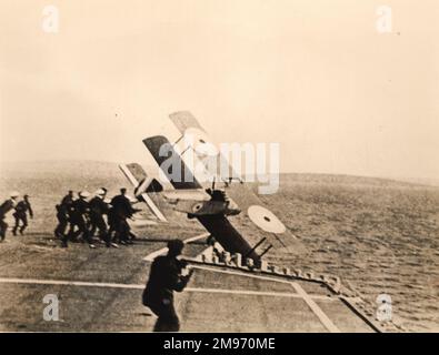 Sqn Cdr E.H. Dunning’s Sopwith Pup, N6453, landing on the forward deck ...