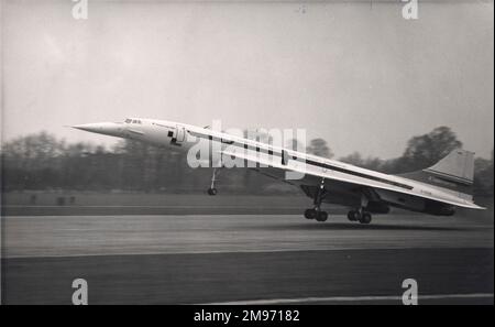Concorde 01, G-AXDN, makes its first take-off from Filton Stock Photo ...