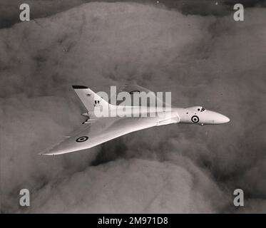 The second prototype Avro Vulcan, VX777, landing at Farnborough Stock ...