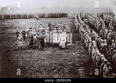 Kaiser Wilhelm II inspecting German soldiers in the field during World ...