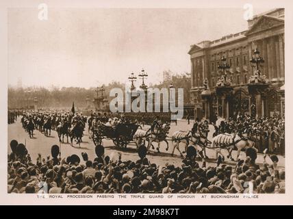 George V - Silver Jubilee Procession passing the Queen Victoria Memorial before Buckingham ...