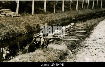 WWI - Trench warfare - French soldiers before Verdun throwing hand ...