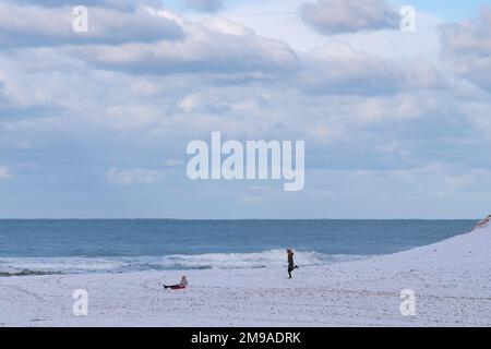 Holywell bay, Cornwall, UK. 17th Jan 2023. UK Weather.. Much of west ...