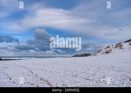 Holywell bay, Cornwall, UK. 17th Jan 2023. UK Weather.. Much of west ...