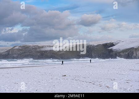 Holywell bay, Cornwall, UK. 17th Jan 2023. UK Weather.. Much of west ...