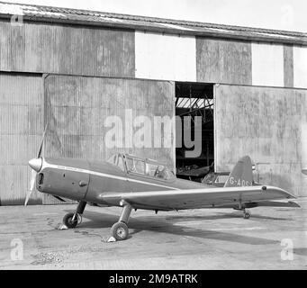 de Havilland DHC-1 Chipmunk 22 G-AOTY (msn C1/0522 Stock Photo - Alamy