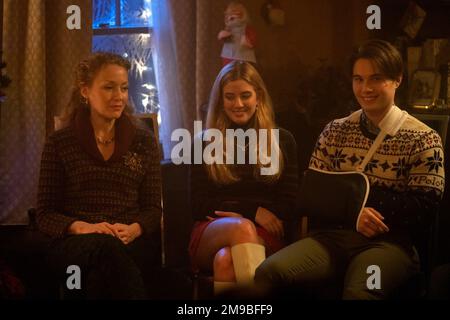 OFF SEASON, from left: Mallory June, Lucas Salvagno, Sosie Bacon, Adam ...