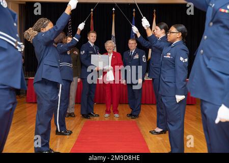 Kay Ivey, Alabama goveror, presents Staff Sgt. Christopher Beavers with ...