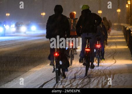 Dresden, Germany. 18th Jan, 2023. Cyclists and cars cross the ...