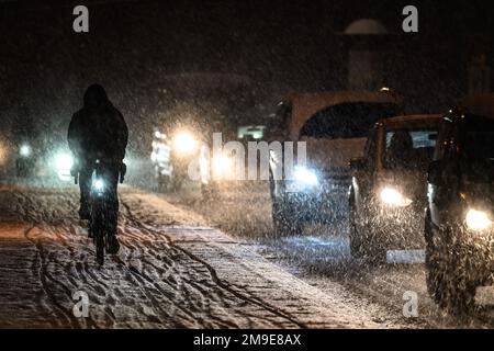 Dresden, Germany. 18th Jan, 2023. Cyclists and cars cross the ...