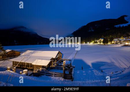 Spitzingsee, Germany. 18th Jan, 2023. Snow lies at minus temperatures ...