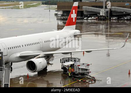 Ground crew tanker, aircraft Swiss, Airbus A321-200, HB-ION Stock Photo ...