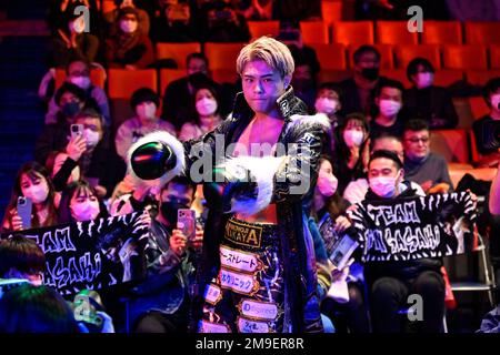 Tokyo, Japan. 14th Jan, 2023. Challenger Jin Sasaki (R) of Japan and ...