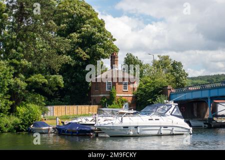 Cookham, Berkshire, UK. 26th June, 2022. People out paddle boarding on ...