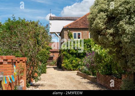 Cookham, Berkshire, UK. 26th June, 2022. The gates to the Tannery House ...