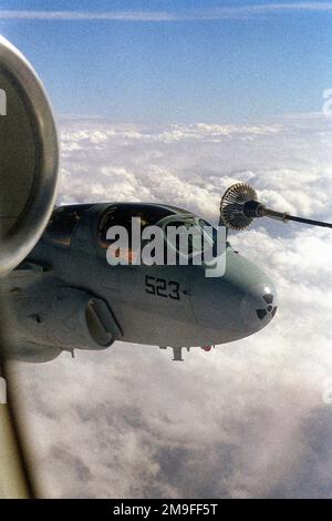 US Navy A British VC-10 refueling aircraft of 101 Squadron awaits ...