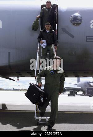 US Navy Electrician's Mate Third Class Lance Howell directs a US Marine ...