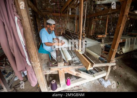 Weaver producing woolen shawls on a handloom, Islampur, Swat Valley ...