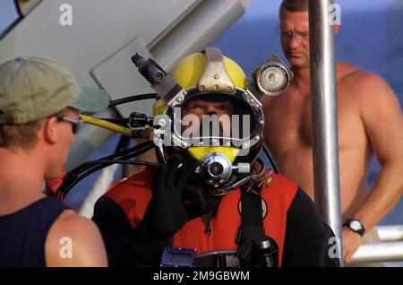 US Navy A U.S. Navy diver gives the Stock Photo - Alamy
