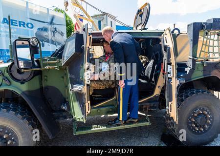 U.S. Army Lt. Col. Jesse Moskowitz, left, a surgeon with the Forward ...