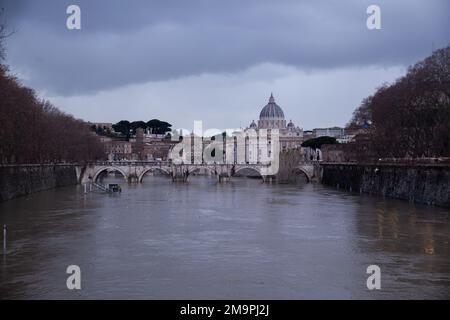Flood of the Tiber seen from Ponte Umberto I in Rome (Photo by Matteo ...
