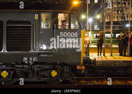 Trainspotters, Class 50, 50008 Hanson and Hall at Paddington Station ...