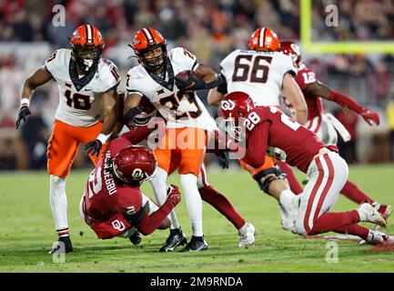 Oklahoma linebacker Danny Stutsman (28) plays during the NCAA college ...