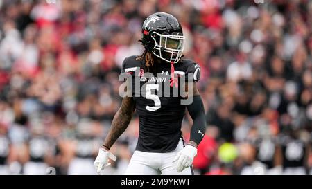 Cincinnati safety Ja'quan Sheppard (5) plays during an NCAA college ...
