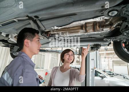 Repair shop mechanics of personnel with the customer Stock Photo - Alamy