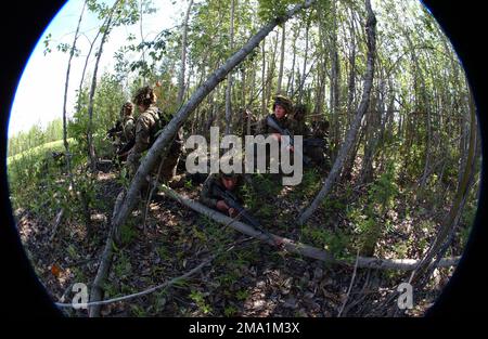 Marines with M16A2 rifles and M249 squad automatic weapon (SAW) in ...