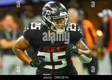 Atlanta Falcons running back Tyler Allgeier (25) leaps into the end ...