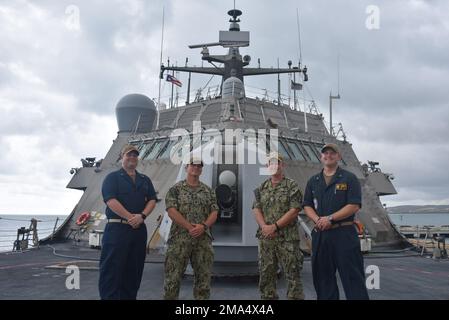 USS Freedom (LCS-1) front Stock Photo - Alamy