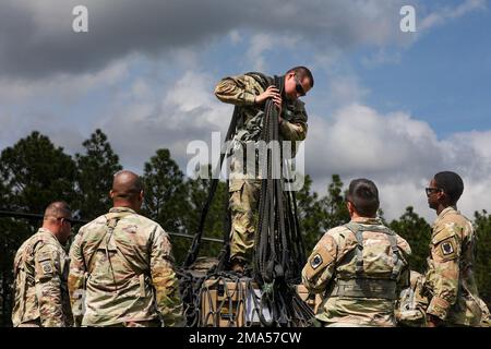 Soldiers assigned to the 50th Expeditionary Signal Battalion-Enhanced ...