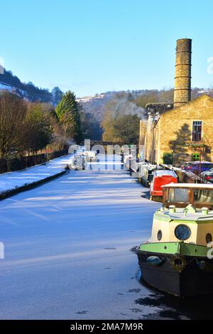 Hebden Bridge in Winter, Frozen Rochdale Canal Stock Photo - Alamy