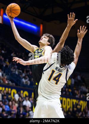Oregon center Nate Bittle (32) dunks against Washington guard Tyler ...