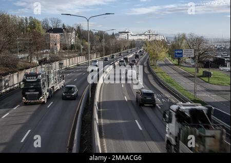 Car traffic in and out of Oslo city centre on E18 motorway viewed from ...